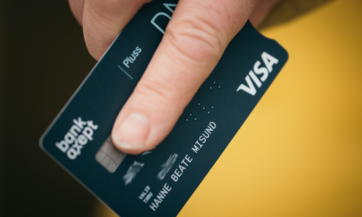Punktskrift på bankkort gjør hverdagen litt enklere - DNB Nyheter